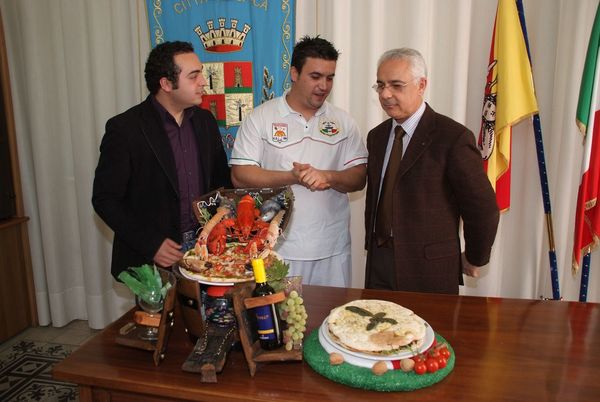 IL GIOVANE PIZZAIOLO GIORGIO SORTINO RICEVUTO IN MUNICIPIO - Ragusa Oggi