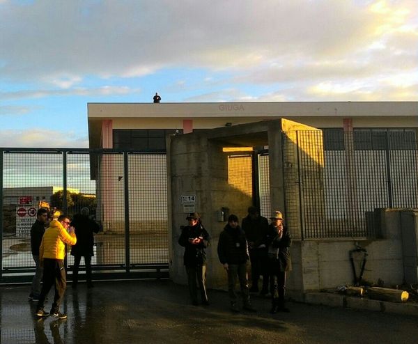 TENTATIVO DI SFRATTO COATTO QUESTA MATTINA NELLA ZONA ASI DI POZZALLO ...
