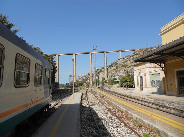Alla stazione ferroviaria di Modica nascerà un centro per bisognosi ...