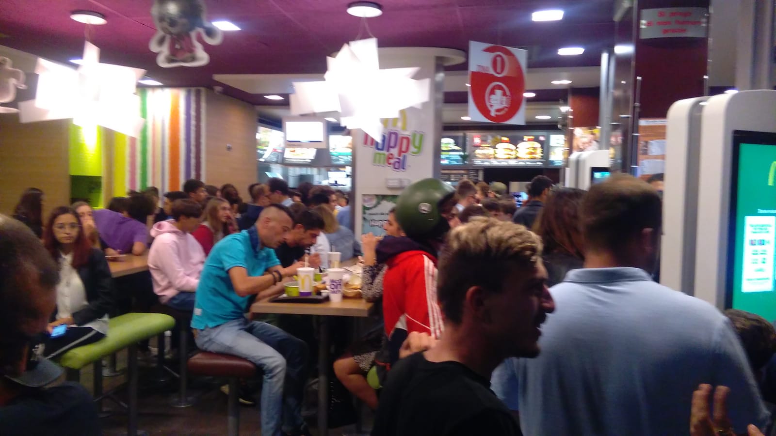 Altro che scacce. Ieri sera in migliaia al McDonald's di Ragusa per ...