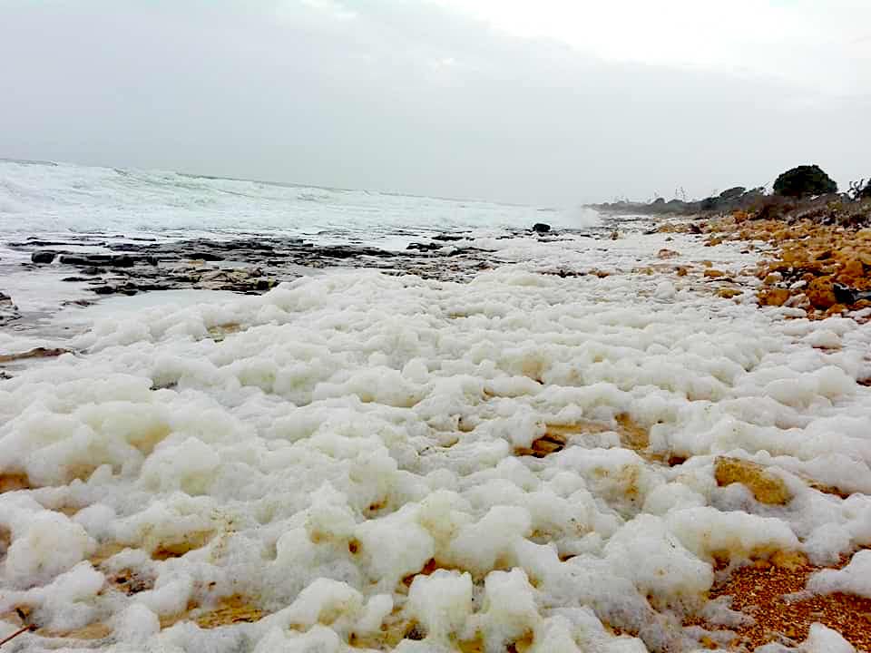Torna la schiuma lungo la costa iblea. Ecco il VIDEO - Ragusa Oggi