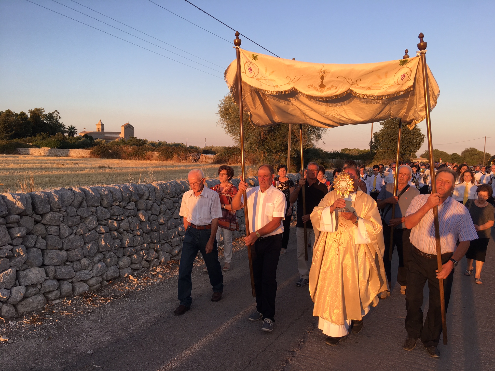 Fra i muretti a secco, Modica festeggia il Sacro Cuore di Gesù, a Pozzo ...