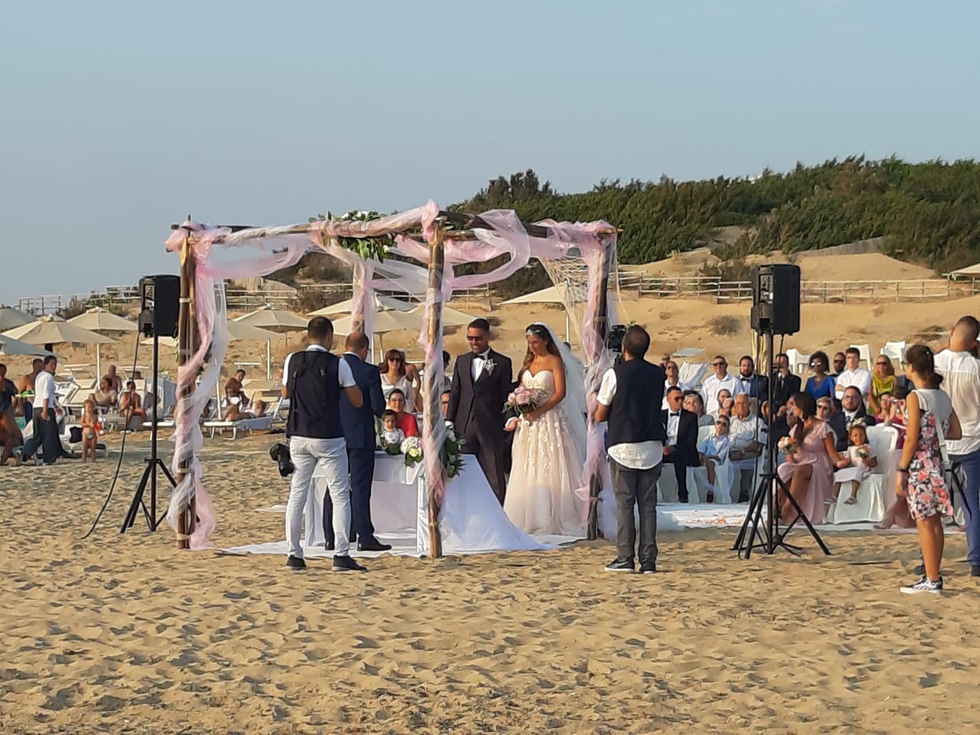 Deborah e Ivano: oggi sposi, in riva al mare. Succede a Marina di ...