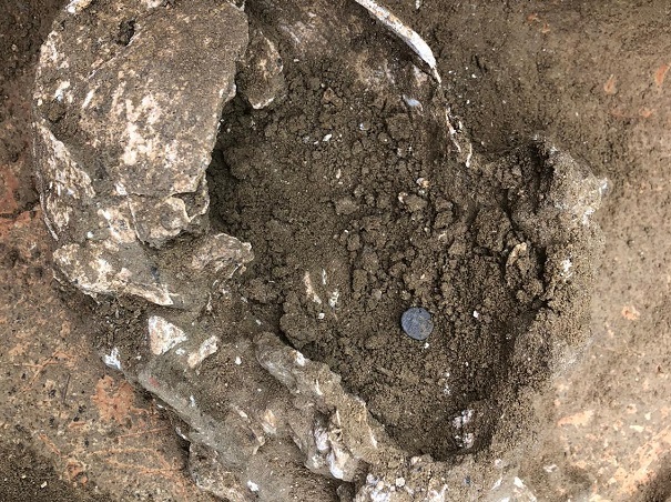 Un sarcofago con "l'obolo di Caronte". Eccezionale ritrovamento a Gela ...