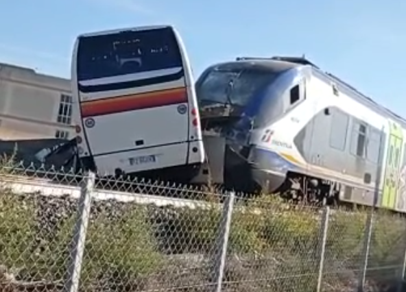 Incidente "inaudito" quello tra bus e treno a Vittoria. Le ...