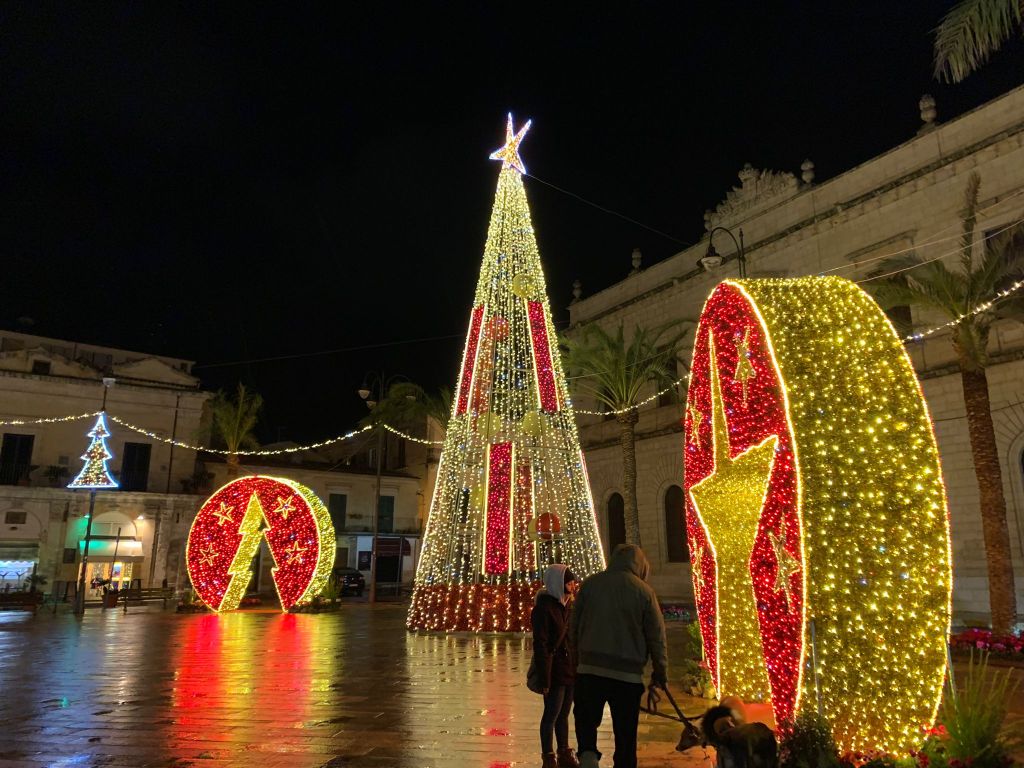 Si accendono le luci del Natale a Modica - Ragusa Oggi