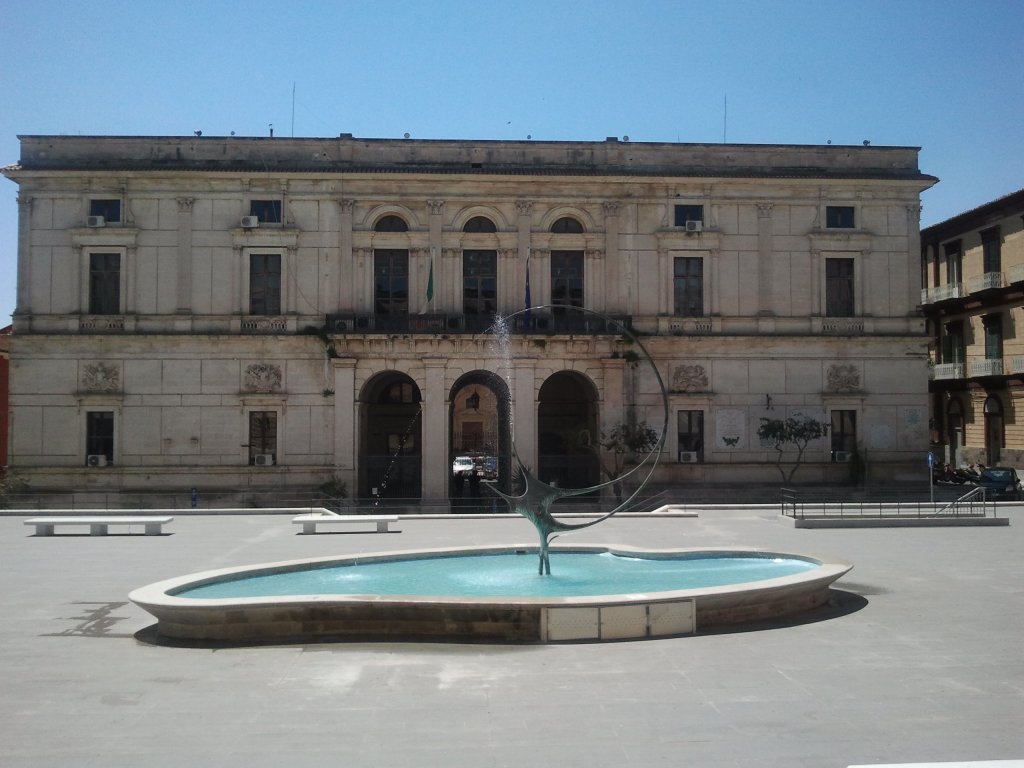 La facciata del Comune di Ragusa illuminata di blu per la Giornata ...