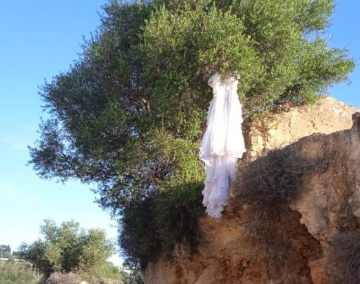 Quell'abito da sposa appeso a in via Gassman a Vittoria...un messaggio ...