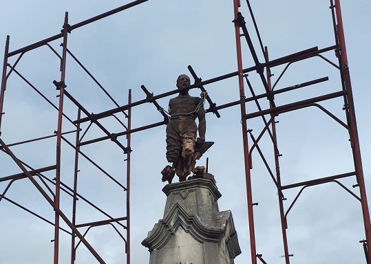 A causa delle intemperie si è rovinata la statua dei "Picialuori" a ...