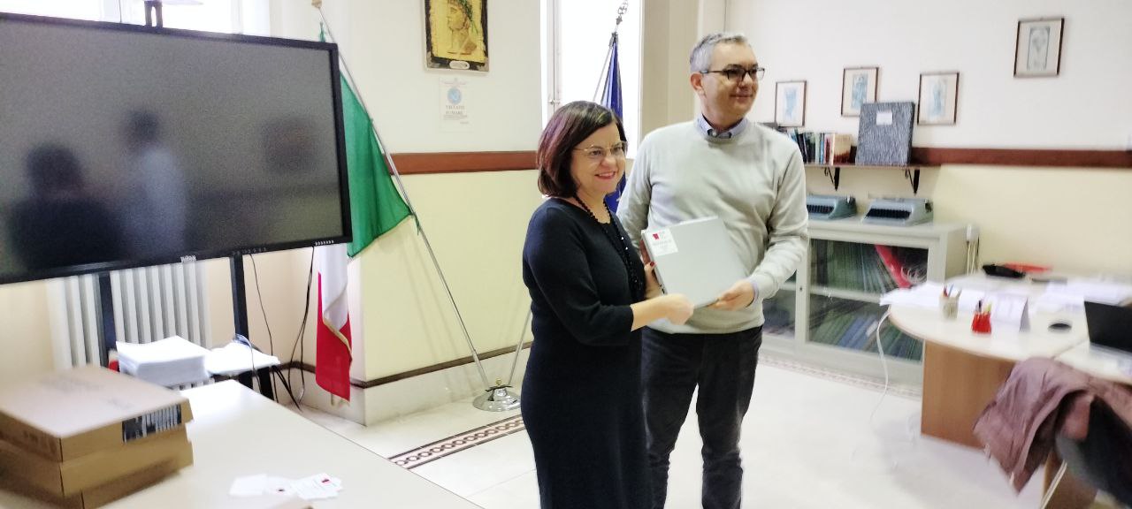 Dopo il furto, la generosità: donati 4 pc alla scuola "Capitano Biagio ...