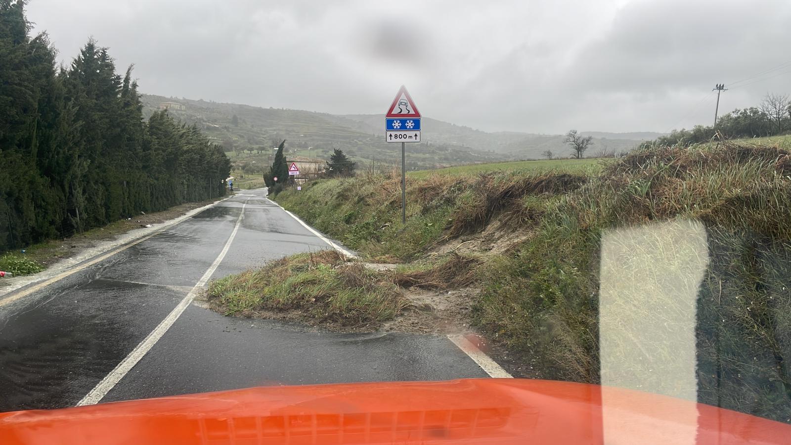 Frana sulla SS 194 bivio Monterosso, neve a Monte Lauro. FOTO - Ragusa Oggi