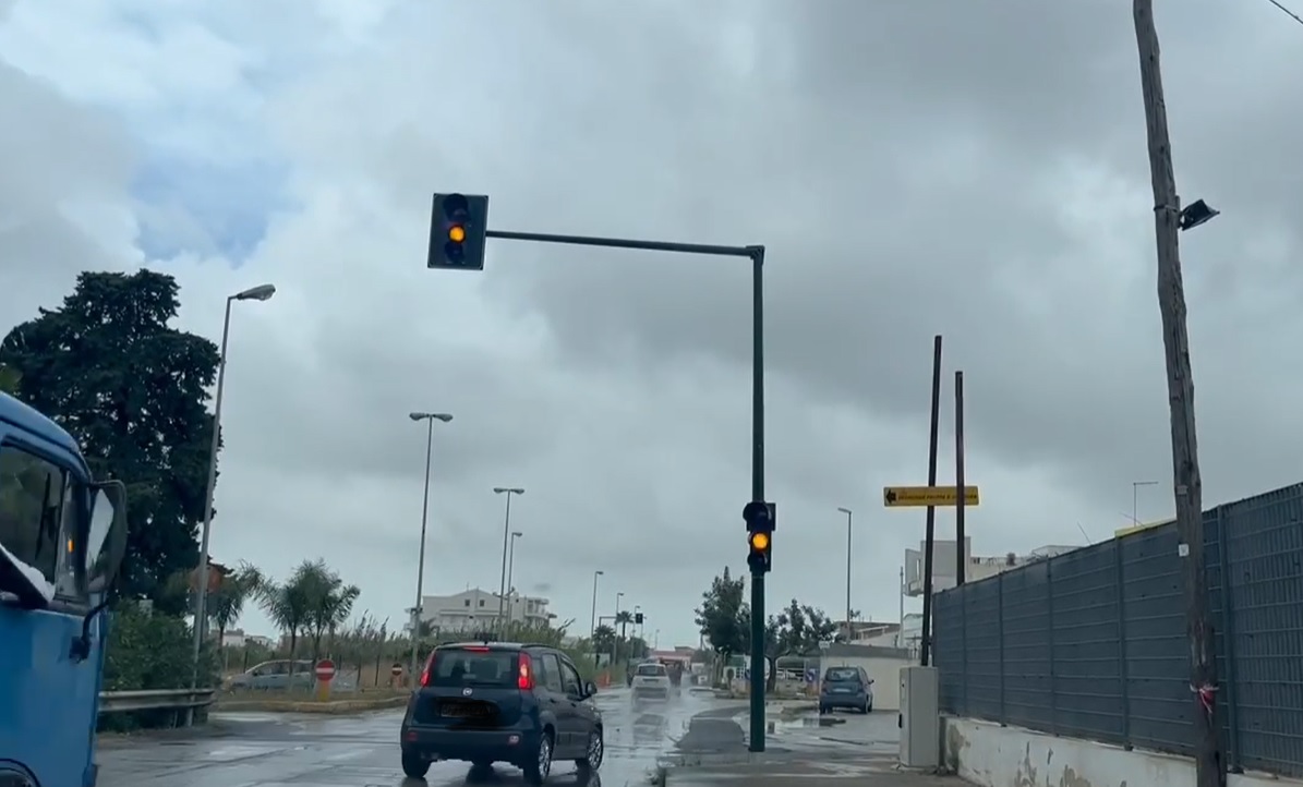 A Vittoria, il giallo del semaforo di via Lavore dura troppo poco ...