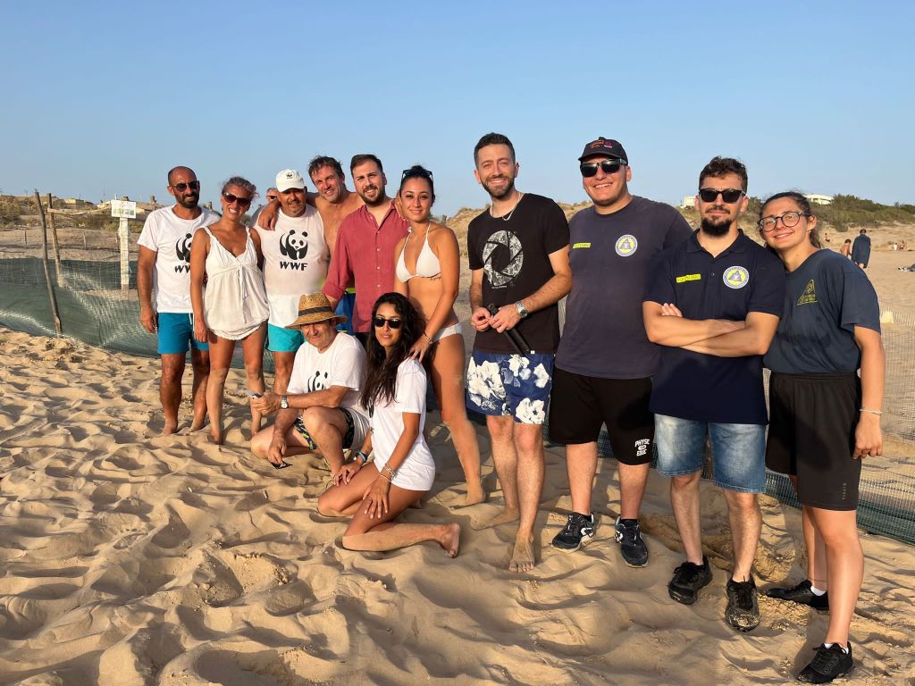 A Bruca mamma tartaruga arriva in pieno giorno per la gioia di tanti ...