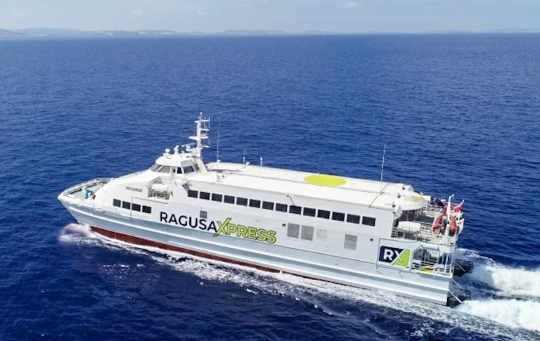 In arrivo al porto di Marina di Ragusa il catamarano per collegamento ...