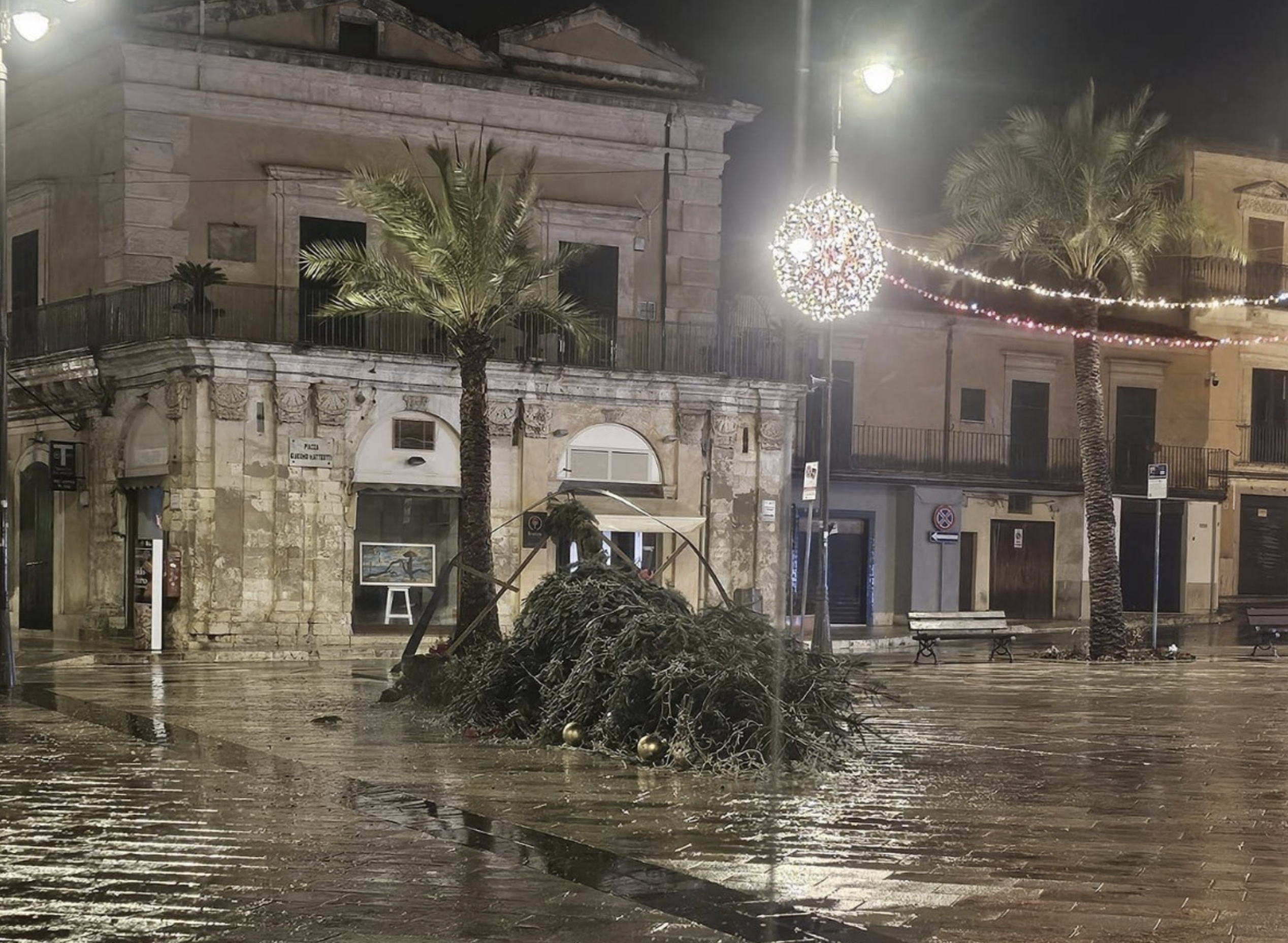 Maltempo: a Modica cade anche l'albero di Natale in piazza. Danni nell ...