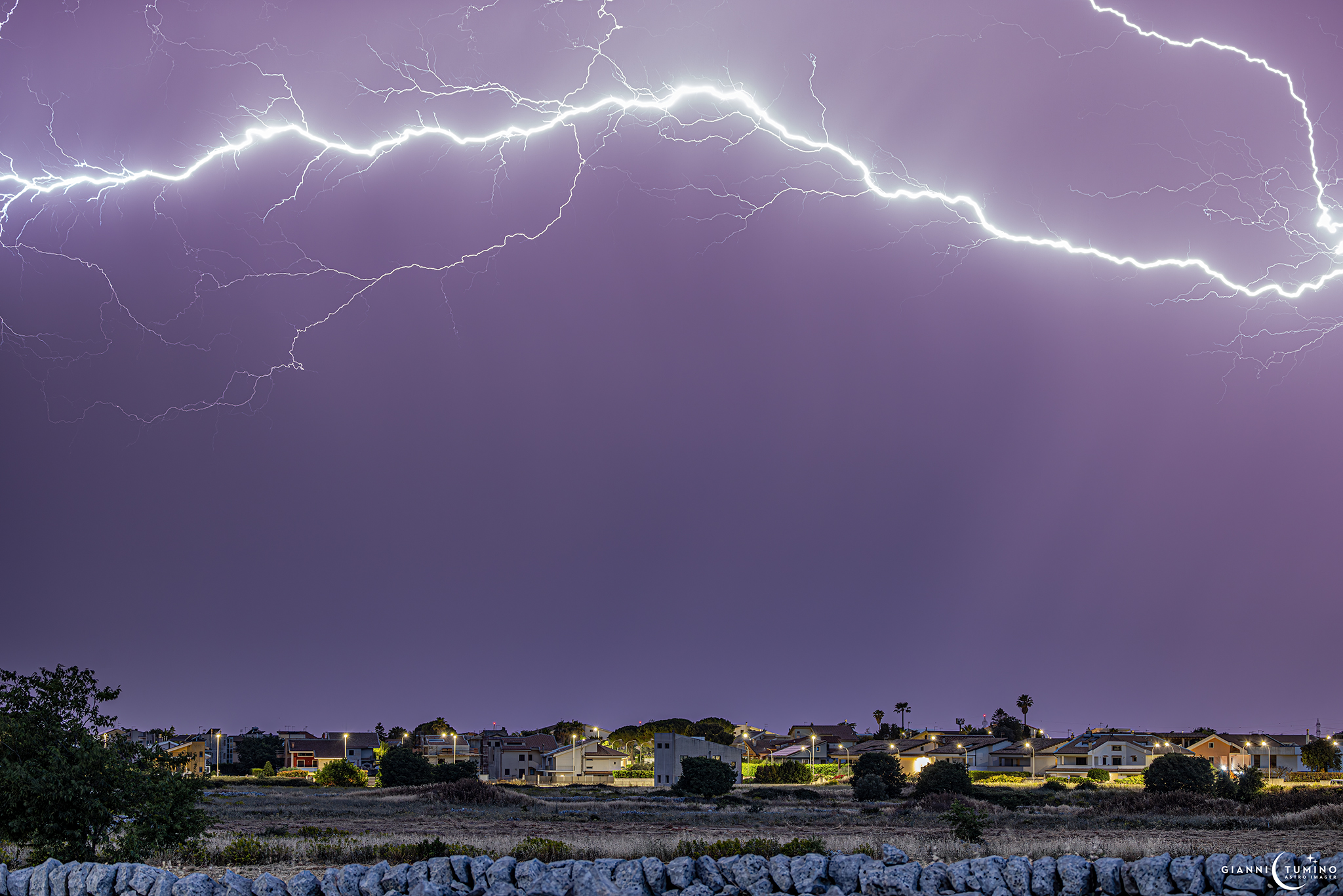 LA FOTO. Un fulmine illumina il cielo notturno di Ragusa - Ragusa Oggi