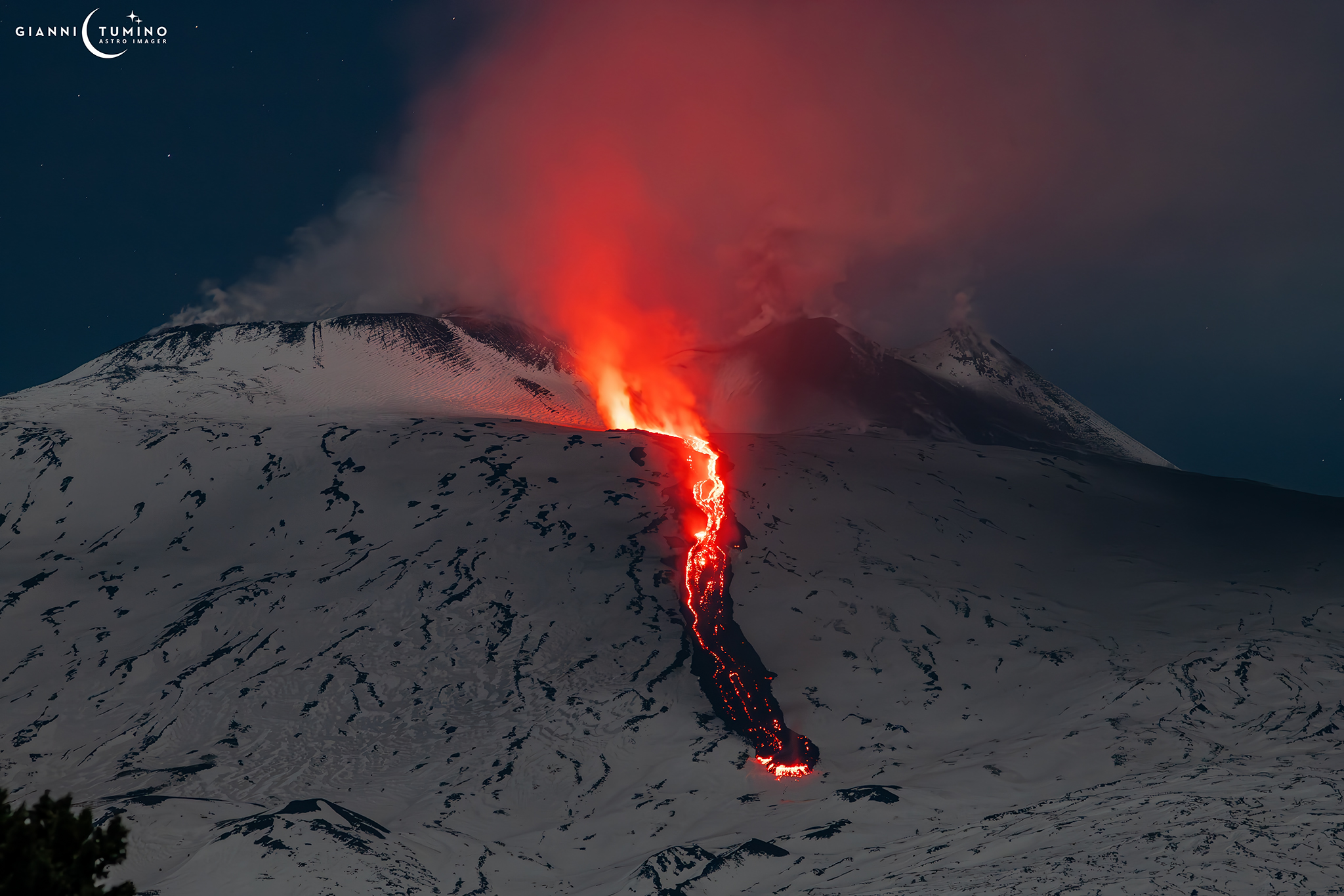 LA FOTO. Etna in attività. Spettacolare eruzione visibile da Biancavilla - Ragusa Oggi