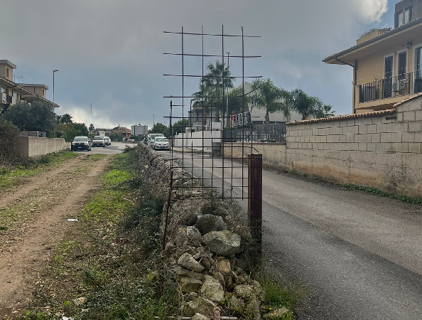 Ragusa, via Olanda pericolosa: ferri sporgenti e muretto instabile ...