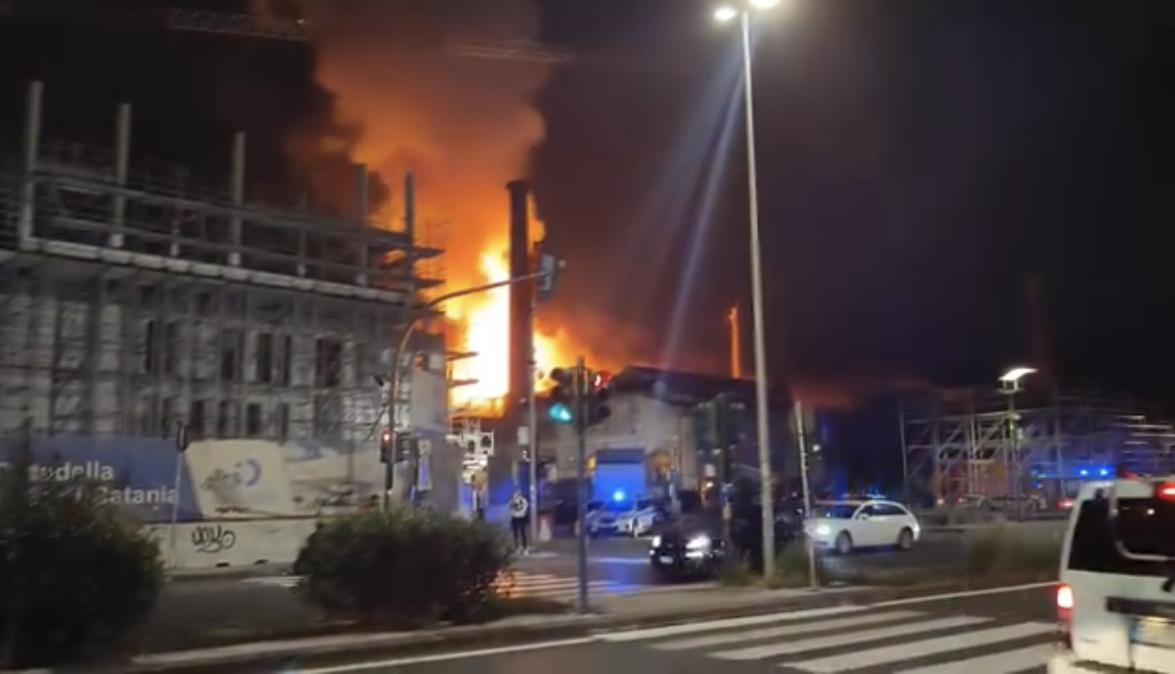Fiamme alle Ciminiere di Catania: il fuoco minaccia il simbolo ...