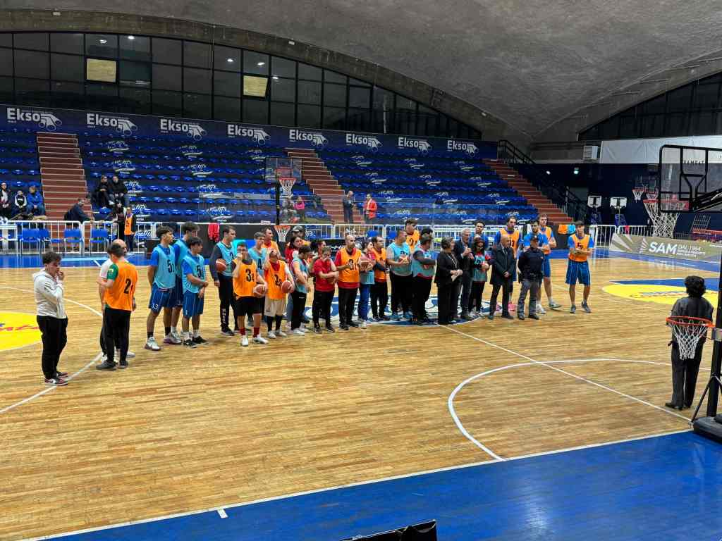 Gerardina Trovato sul palco del festival "Il Picchio verde". Vince la ...