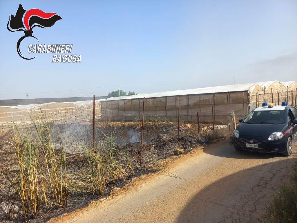 Barcone con 150 migranti al largo di Pozzallo: corsa contro il tempo ...